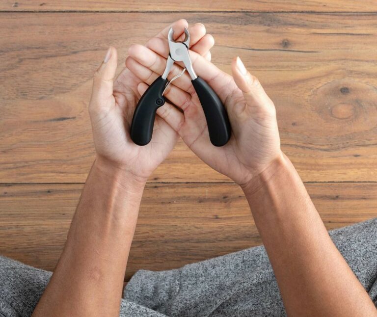 Best 5 Toenail Clippers for Thick Nails and Seniors [2023]